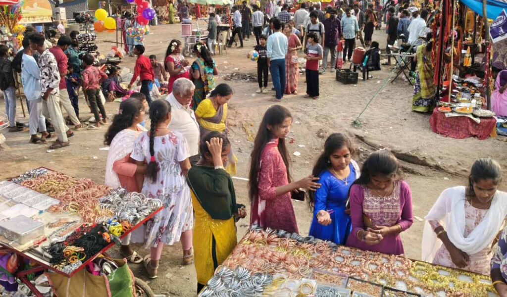 Devotees in hordes continue to swarm mini altars of Sammakka-Saralamma ...
